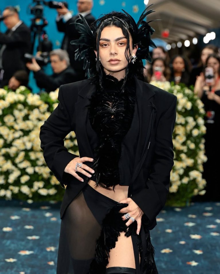 "No Pants” Fashion Takeover? Lisa and Hollywood A-Listers Set Met Gala ...